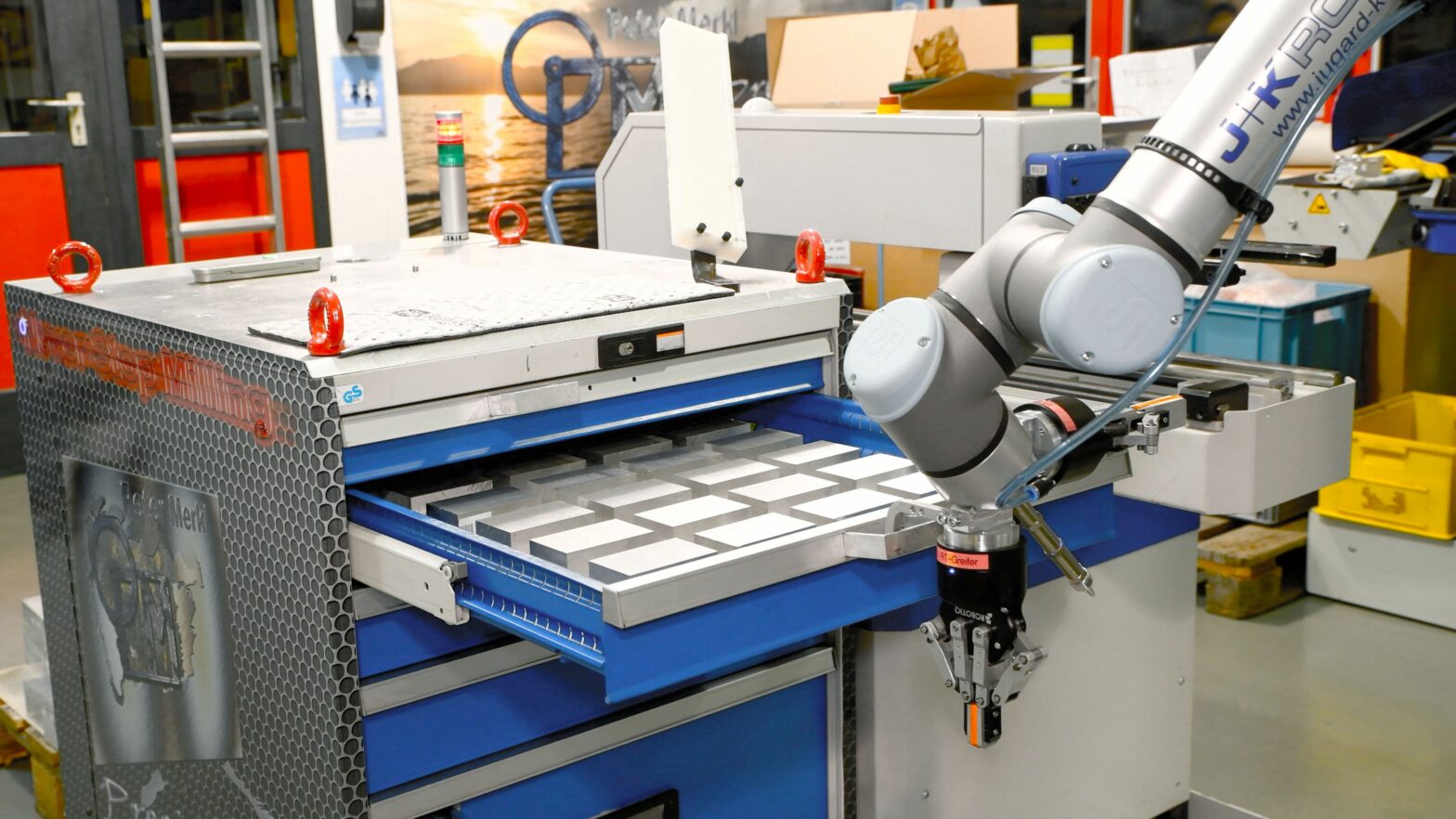 Unsere variable Cobot Station bestückt mit einem Universal Robot UR10e ...